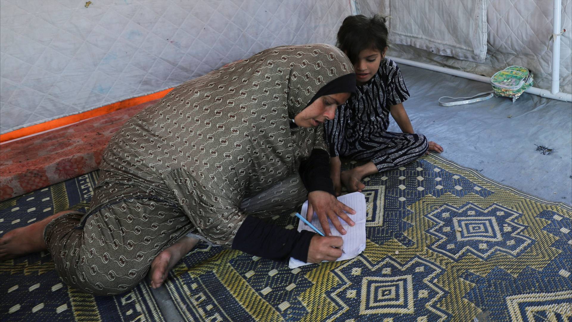 blinx | سياسة | أغلقت "التكية" فجاعوا.. عائلة ميرفت لم تأكل يوما كاملا